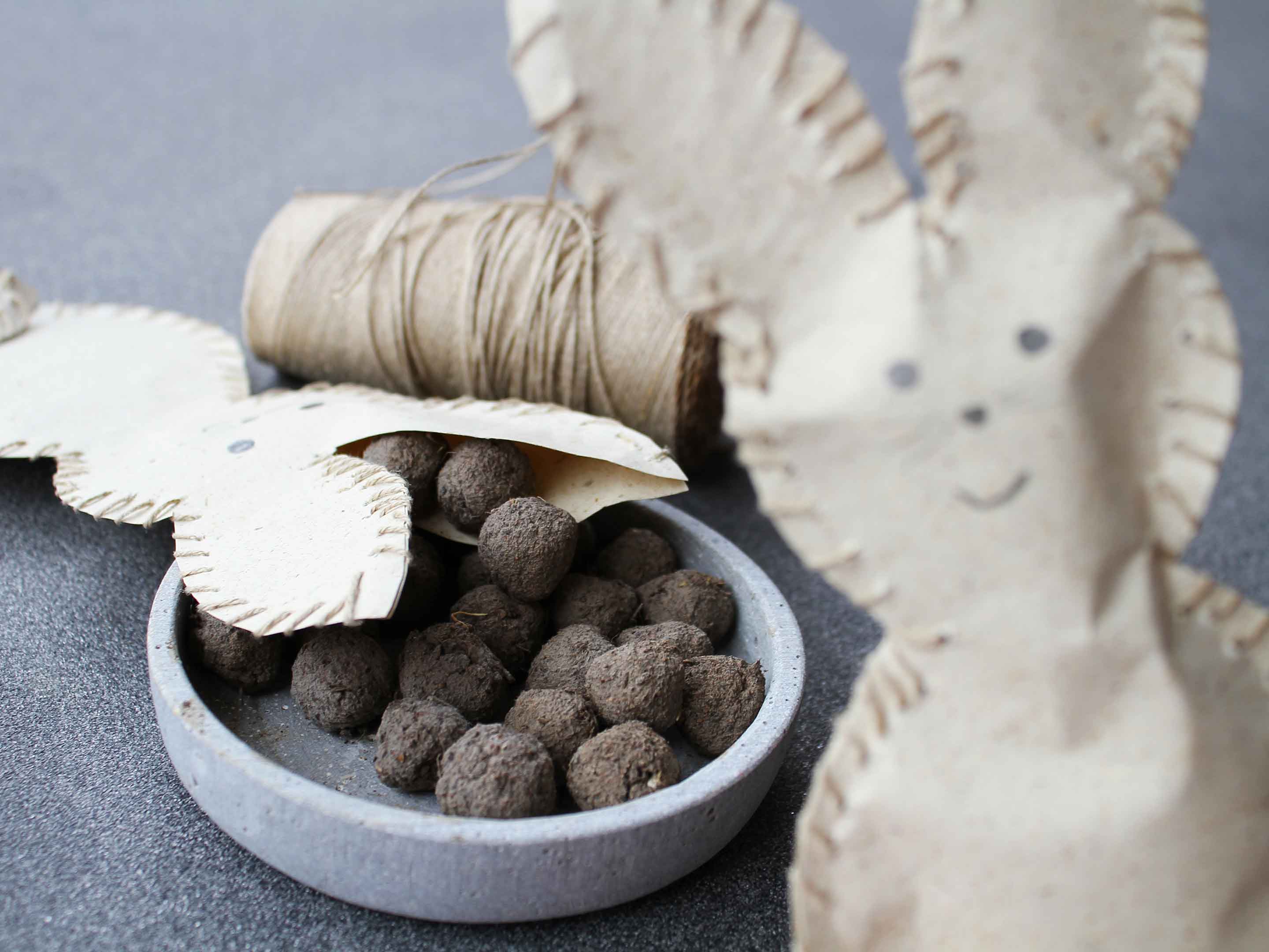 Paashaas met zaadbommetjes vullen